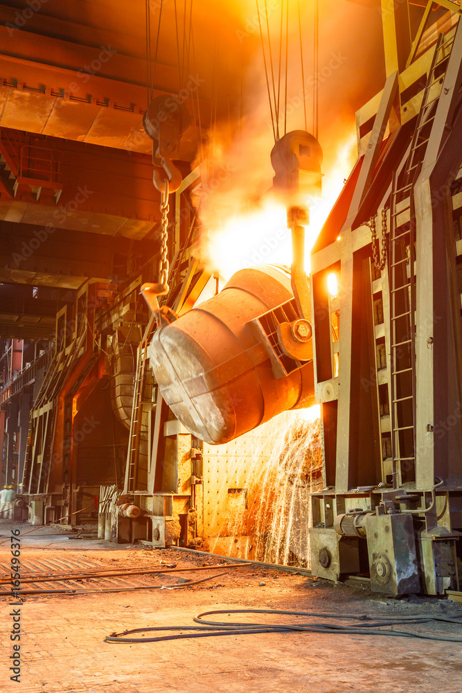 Foto de Blast furnace smelting liquid steel in steel mills do Stock ...