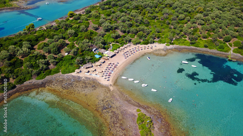 Foto de Aerial drone photo of Monolia island exotic beach with sapphire ...