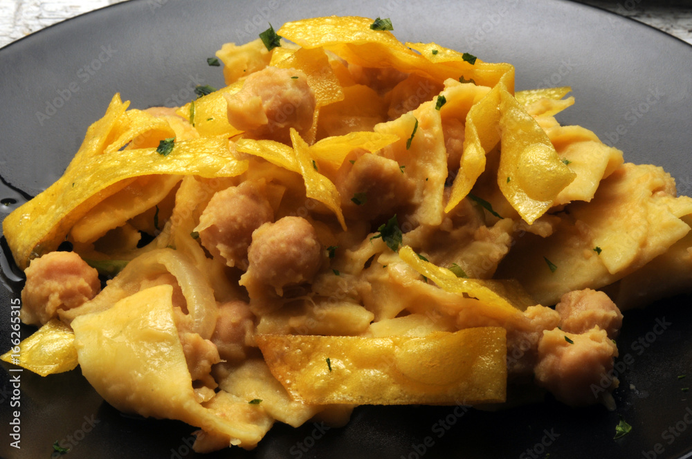 Ciceri e tria - Ceci con la pasta fritta Cucina pugliese イタリア料理 ...