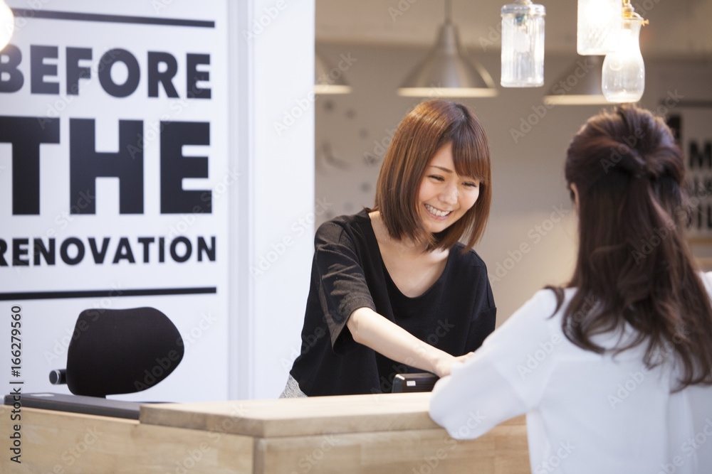 Women are explained at the reception desk Stock-Foto | Adobe Stock