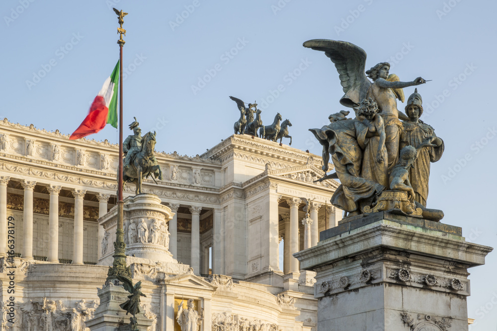 Vista laterale del monumento nazionale a Vittorio Emanuele II, meglio ...