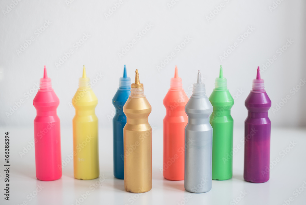 Pinturas tempras de colores sobre fondo blanco Stock Photo | Adobe Stock