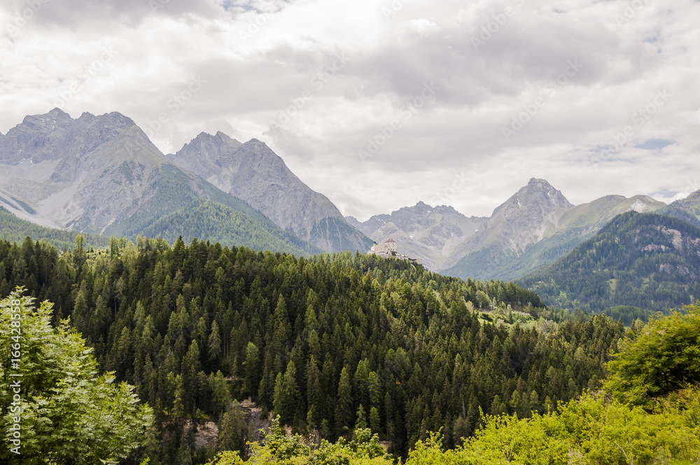 Foto de Scuol, Dorf, Tarasp, Schloss, Engadin, Unterengadin, Inn, Fluss ...