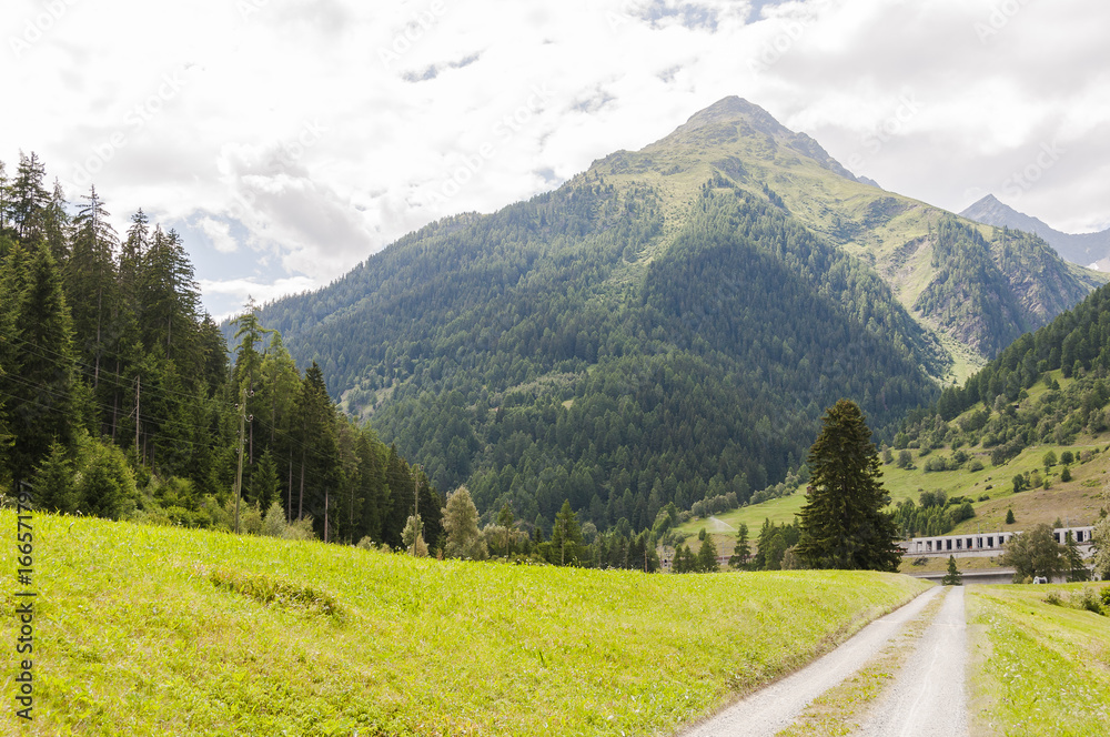 Susch, Engadin, Unterengadin, Feldweg, Wanderweg, Inn, Fluss ...