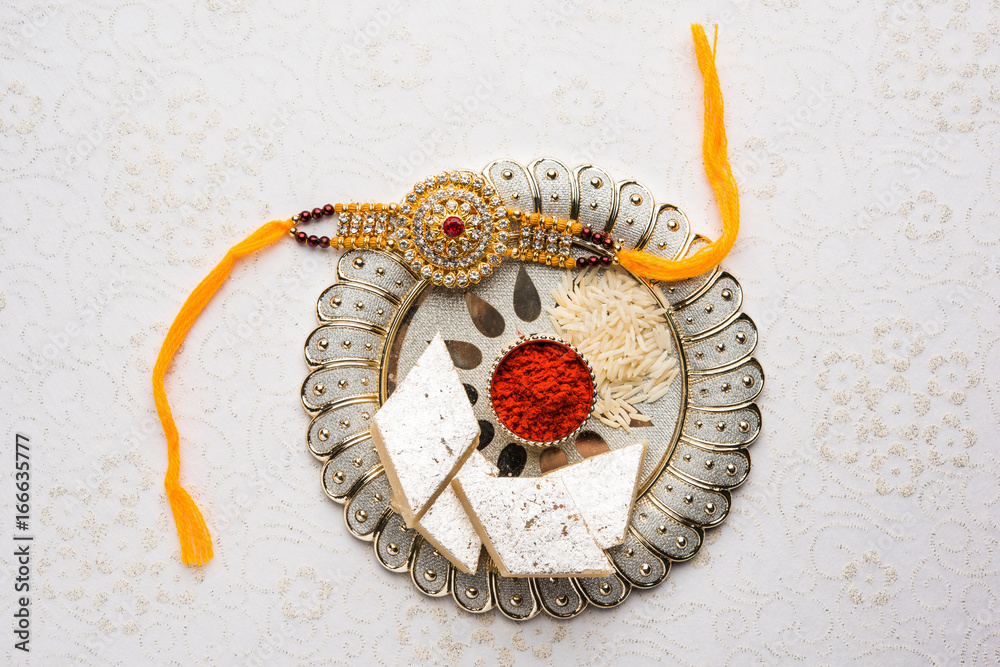 Foto de Raksha Bandhan greeting - Rakhi and gift with sweet kaju katli ...