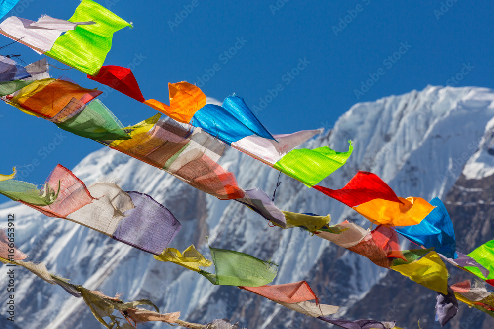 Foto de Colorful prayer flags, blowing in the wind in the Himalaya, on ...