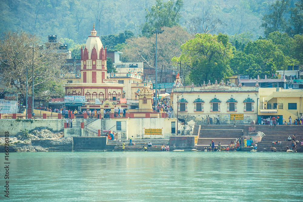 Ashram and Hindu temple on the banks of the Ganges River in Rishikesh ...