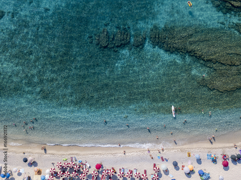 Fondale marino visto dall’alto, spiaggia di Zambrone, Calabria, Italia ...