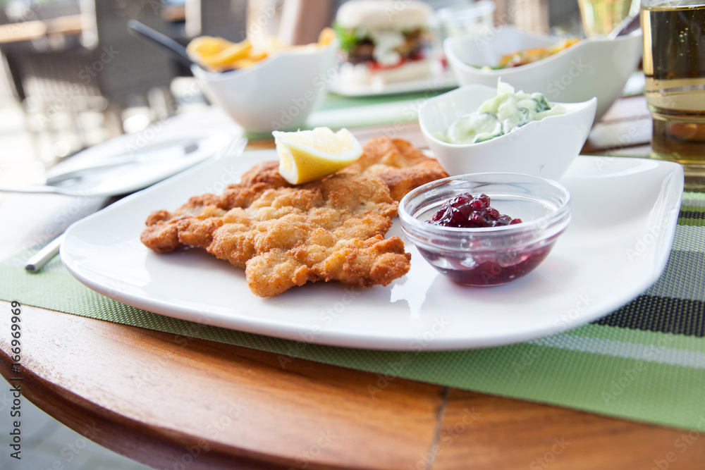 Wiener Schnitzel vom Kalb mit Gurkensalat auf Tisch Stock Photo | Adobe ...