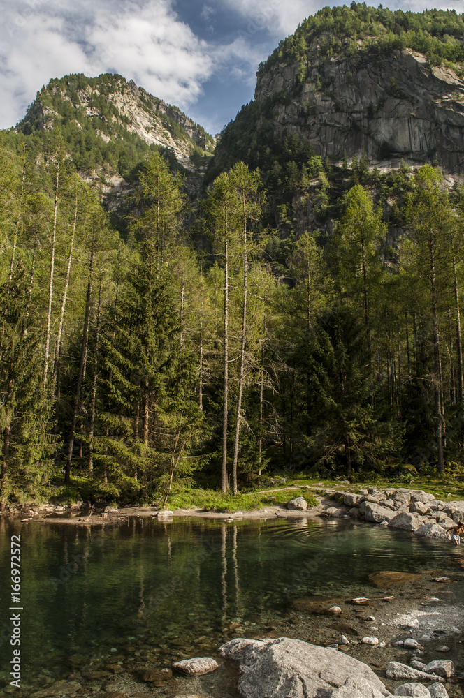 Italia: il lago alpino della Val di Mello, una valle verde circondata ...