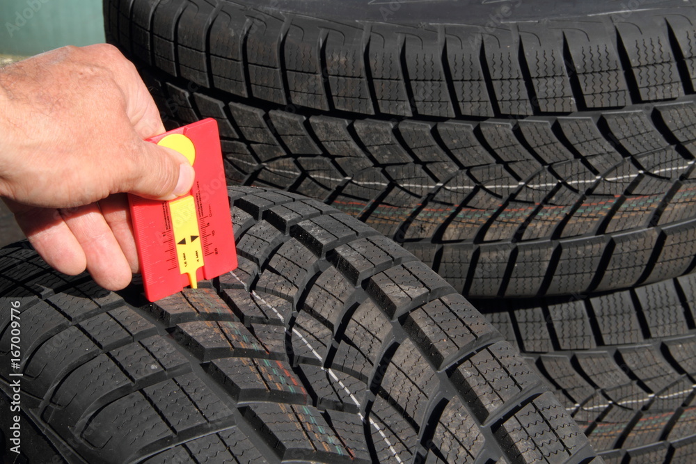 Reifenprofil messen Stock-Foto | Adobe Stock