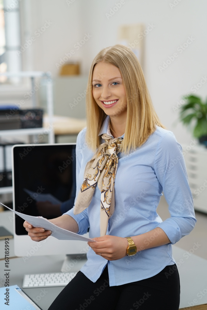 freundliche junge mitarbeiterin am arbeitsplatz Stock-Foto | Adobe Stock