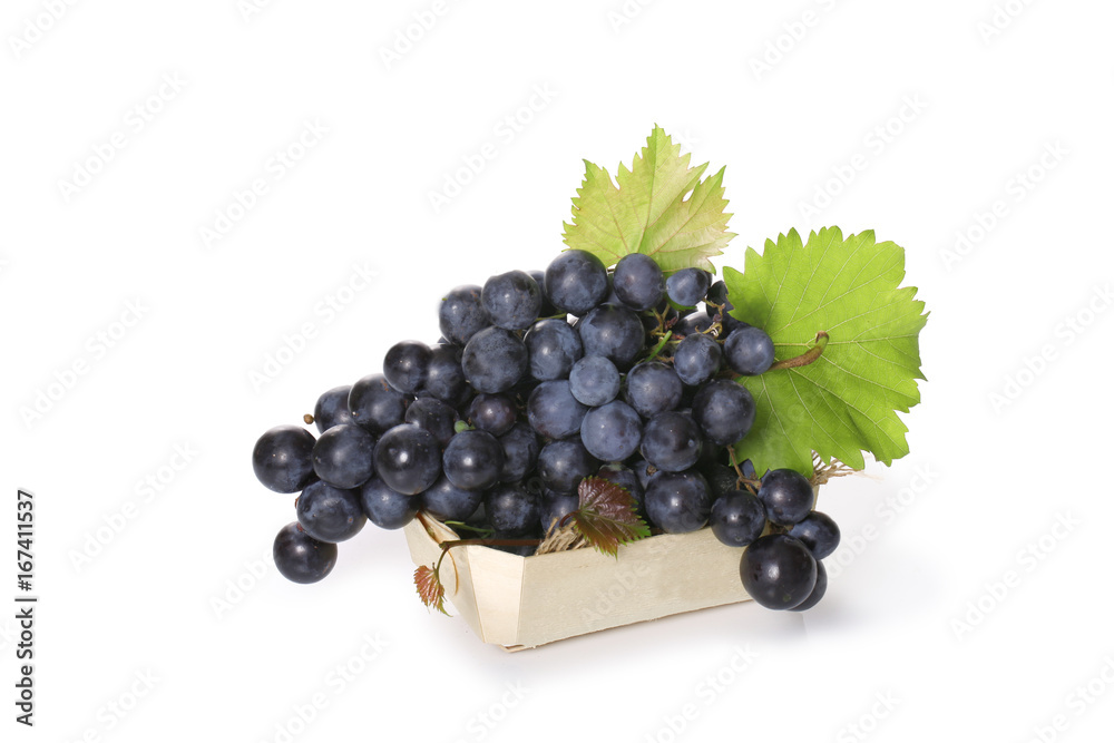 grappe de raisin noir sur fond blanc Stock Photo | Adobe Stock