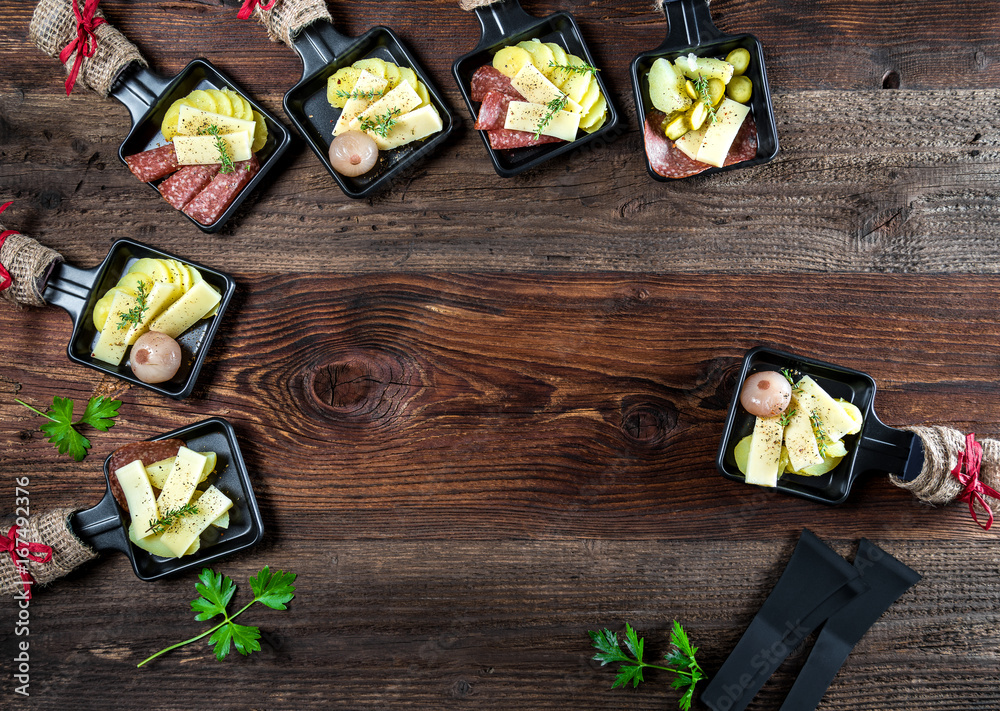 Raclette - Wurst und Käse - Platte - Jause - Zutaten Stock Photo ...