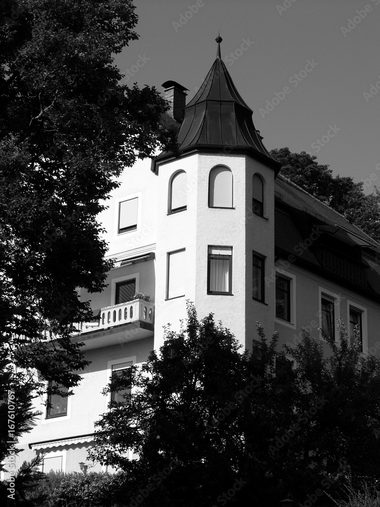 Prächtige alte Villa mit Eckturm im Sommer bei Sonnenschein in Murnau ...