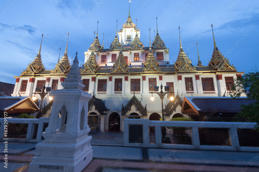 Famous temple at Night: Loha prasat (metallic castle) of Ratchanadda ...