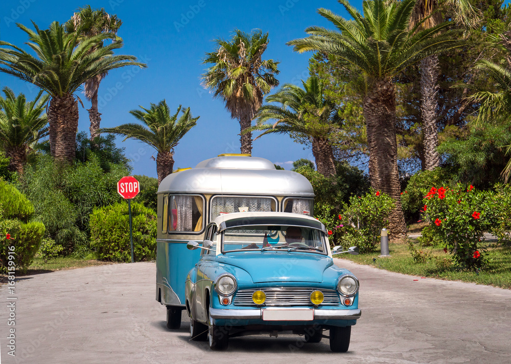 oldtimer PKW auto mit wohnwagen, camping am meer, strand Stock-Foto ...