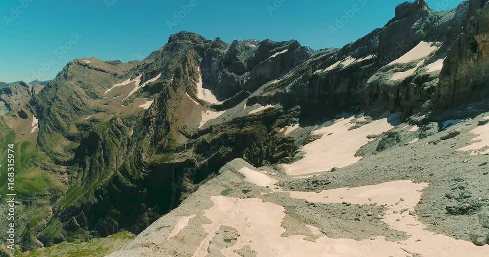 Valle de Gabarnie en Pirineos en la ruta que sube al pico Taillon Stock ...