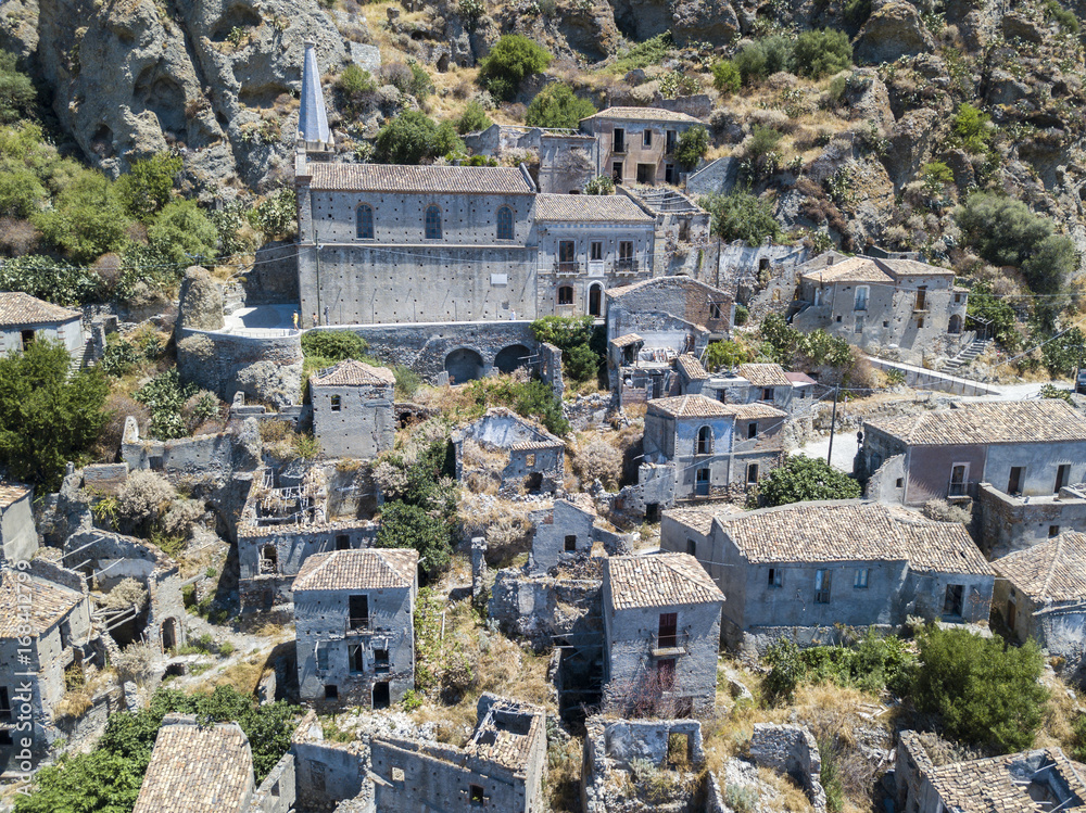 Vista aerea del Paese di Pentedattilo, chiesa e rovine del paese ...