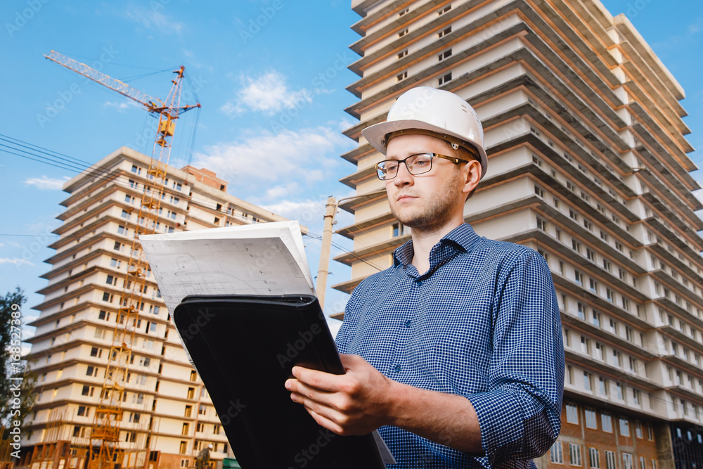 Foto Stock Close-up man builder European wearing helmet, glasses, shirt ...