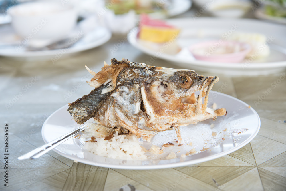 Head Skeleton of fried fish on dish, It's Delicious food foto de Stock ...