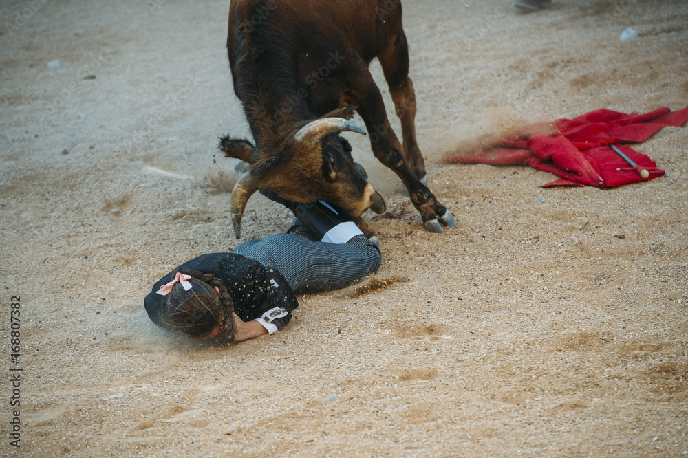Foto de Accident. Matador woman Fighting in a typical Spanish Bullfight ...