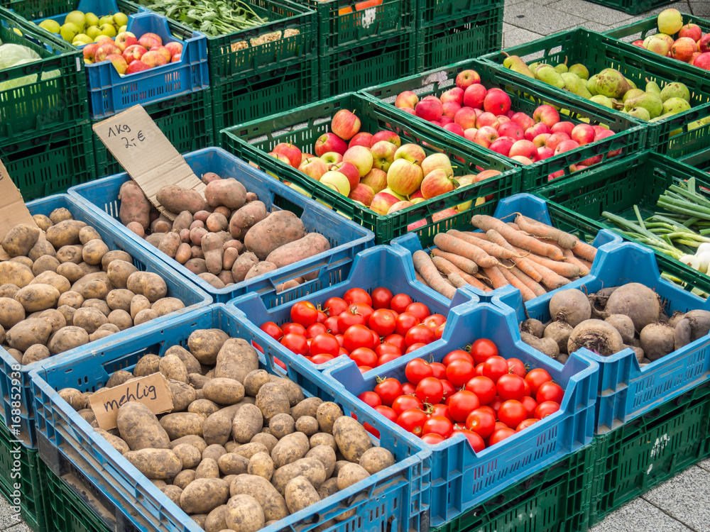 Gemüsestand auf dem Wochenmarkt Stock-Foto | Adobe Stock