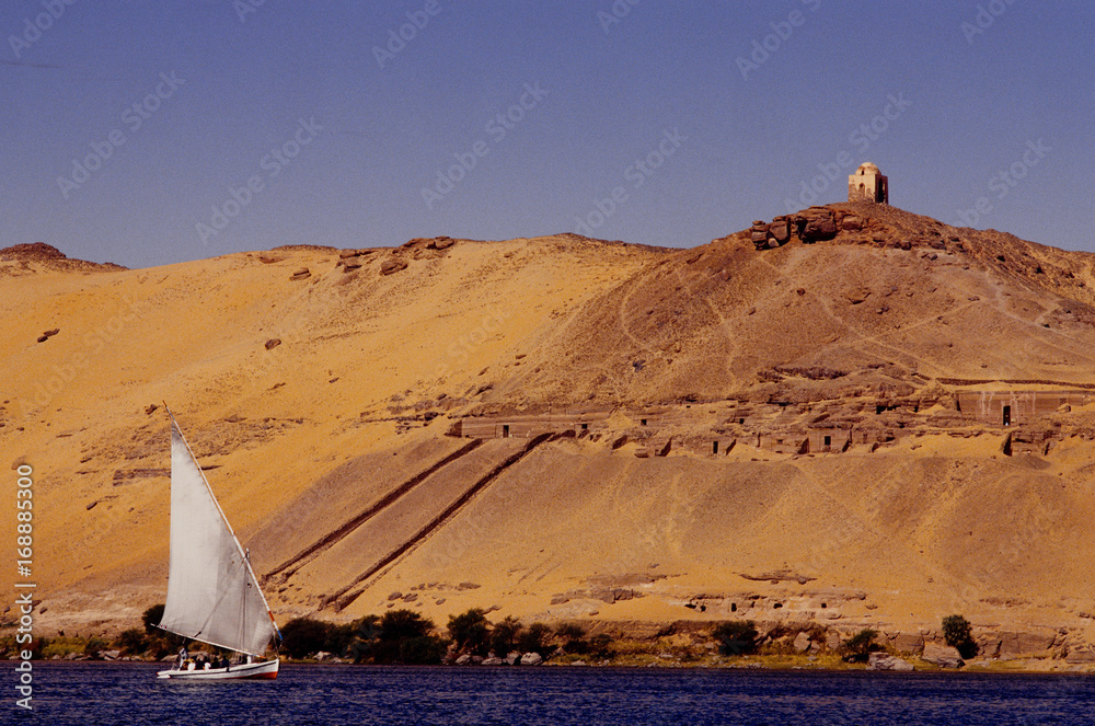 Foto de feluca imbarcazione tipica nilo turismo archeologico deserto ...
