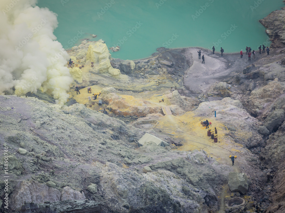 Récolte du Soufre dans le volcan Kawah Ijen Stock Photo | Adobe Stock