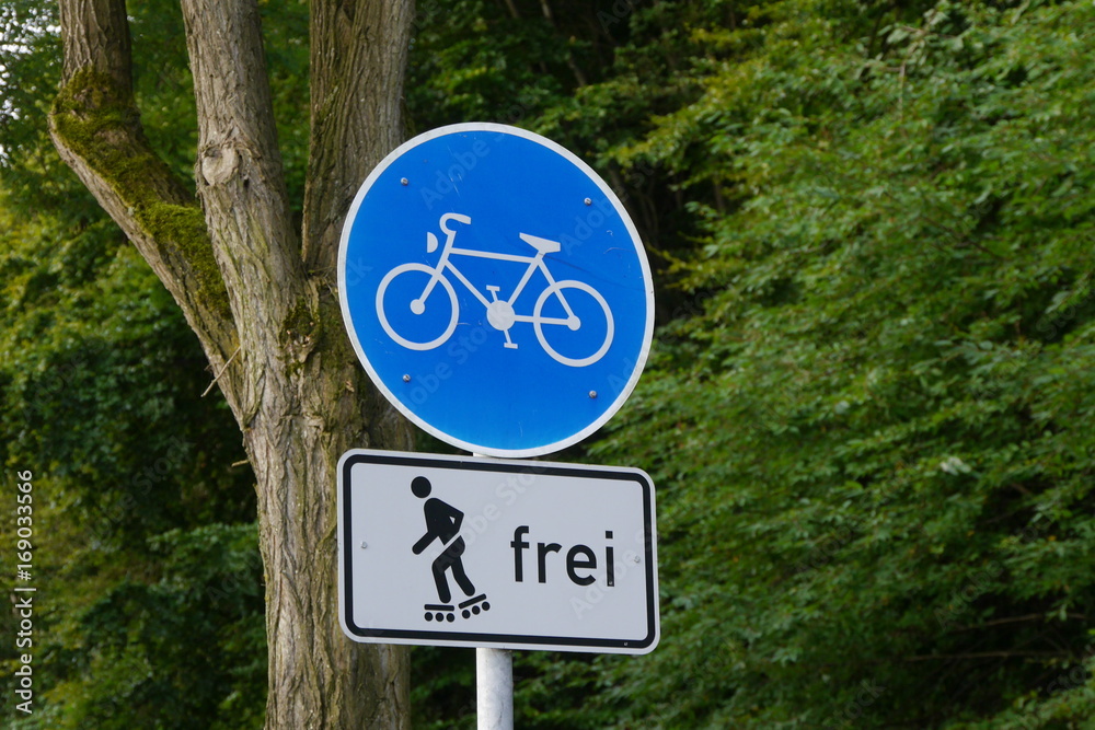 Schild Radweg und Rollerskater frei Stock Photo | Adobe Stock