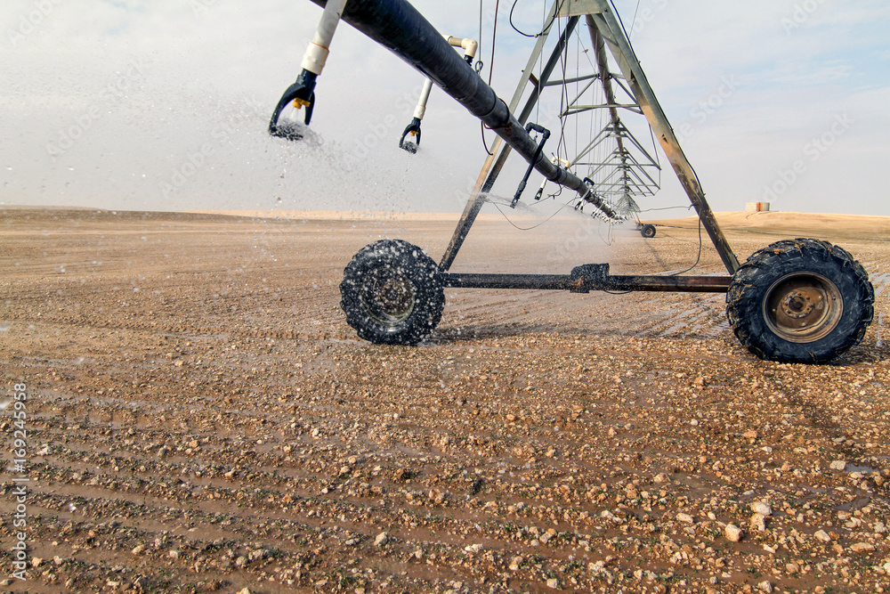 Irrigation Desert farming .,Irrigation System for farming in Pivots ...