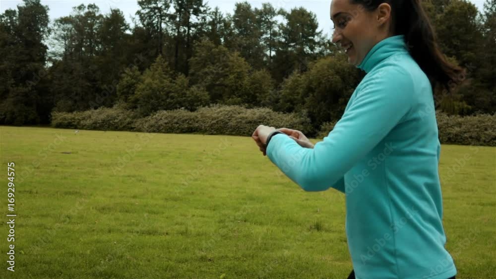 Vidéo Stock Runner using smart watch fitness tracker and heart rate ...