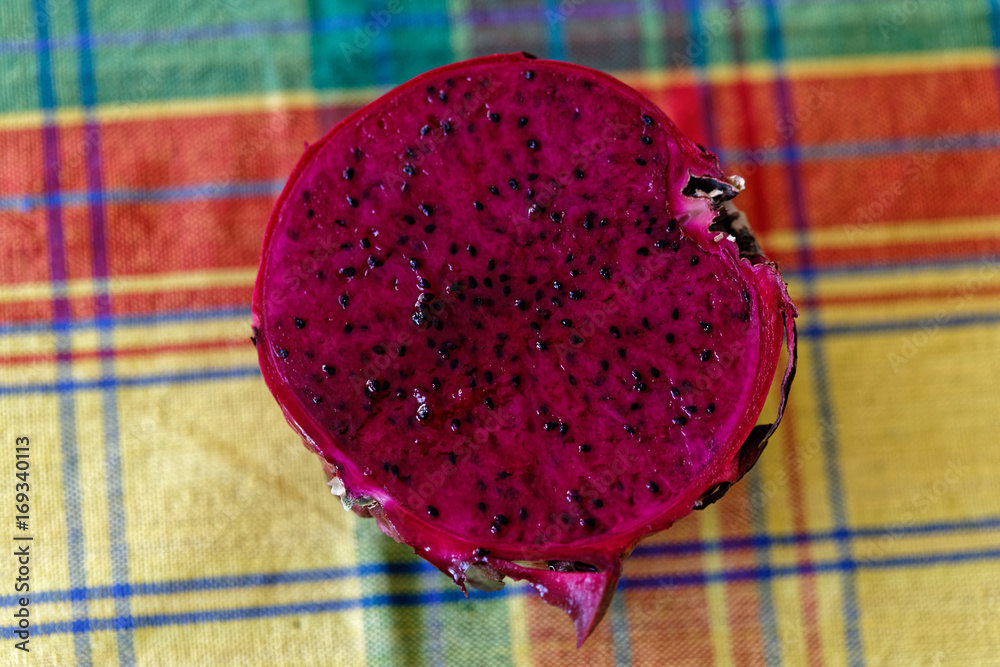 Foto de Pitaya sanguin ou fruit du dragon à chair rouge en Guyane ...