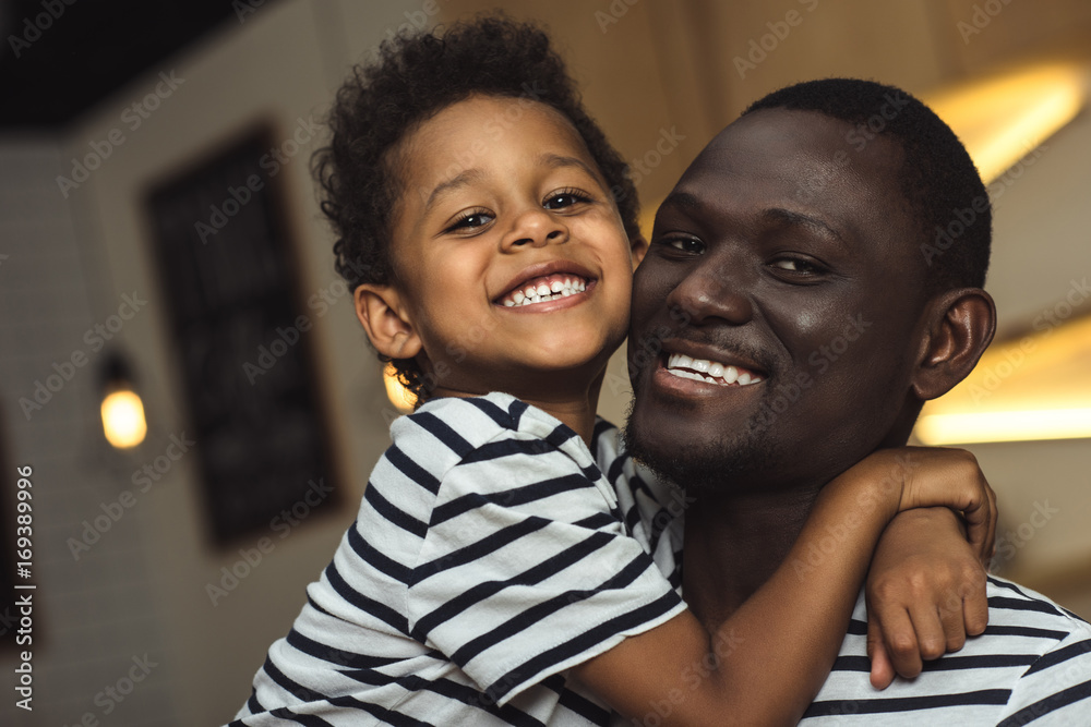 Poster african american father and child hugging – Muurposter | Europosters