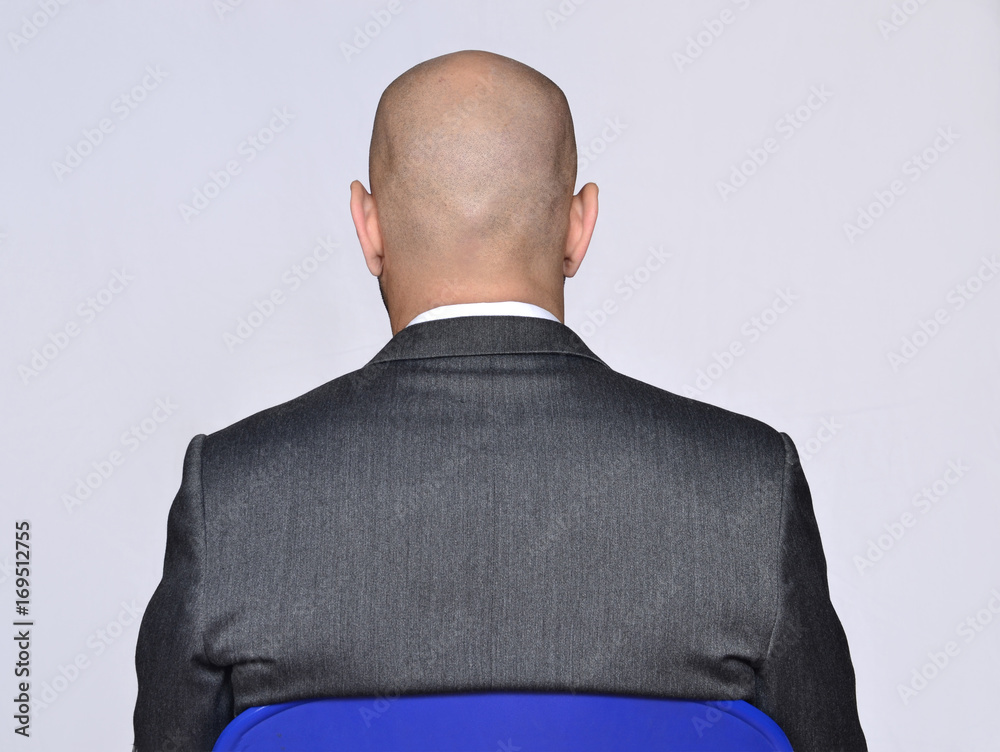 Vista tracera de un ejecutivo calvo sentado e una silla. foto de Stock ...