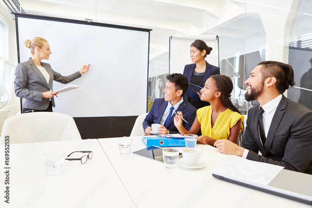 Geschäftsfrau in einem Seminar zur Weiterbildung Stock Photo | Adobe Stock