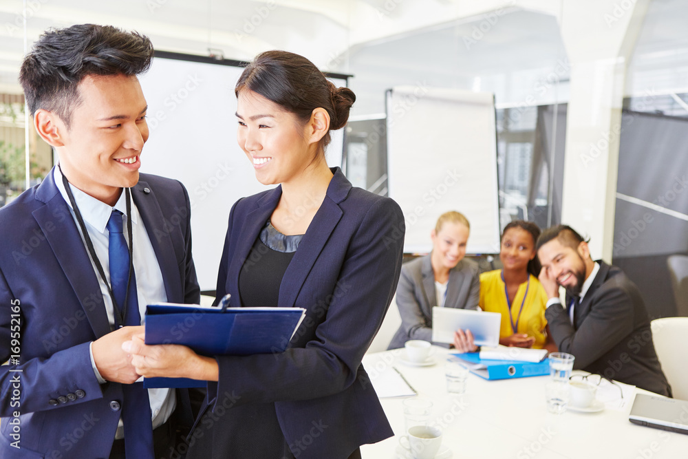 Frau und Mann als Berater im Consulting Team Stock Photo | Adobe Stock