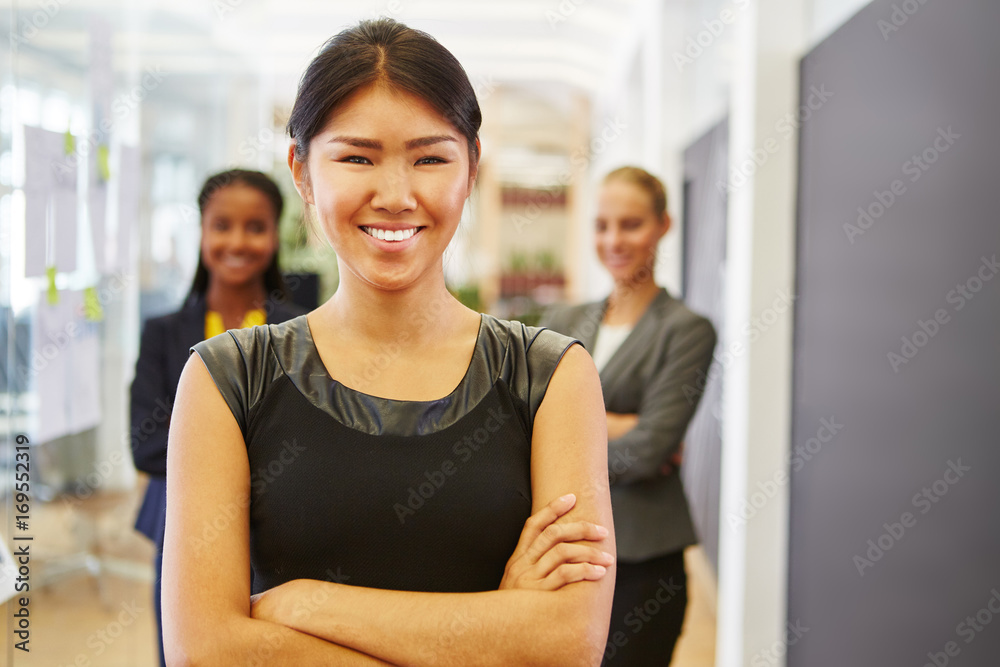 Junge Frau als Trainee vor dem Team Stock Photo | Adobe Stock
