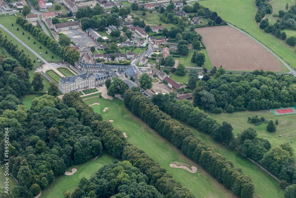 Vue aérienne du château de Raray dans l'Oise en france Stock Photo ...