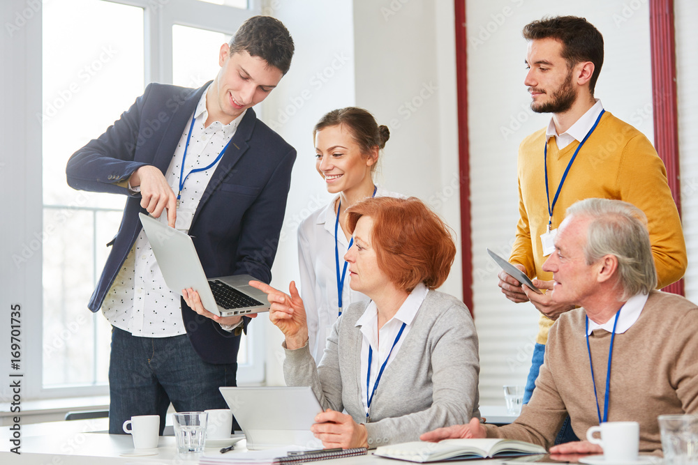 Berater mit Laptop im Workshop Stock Photo | Adobe Stock
