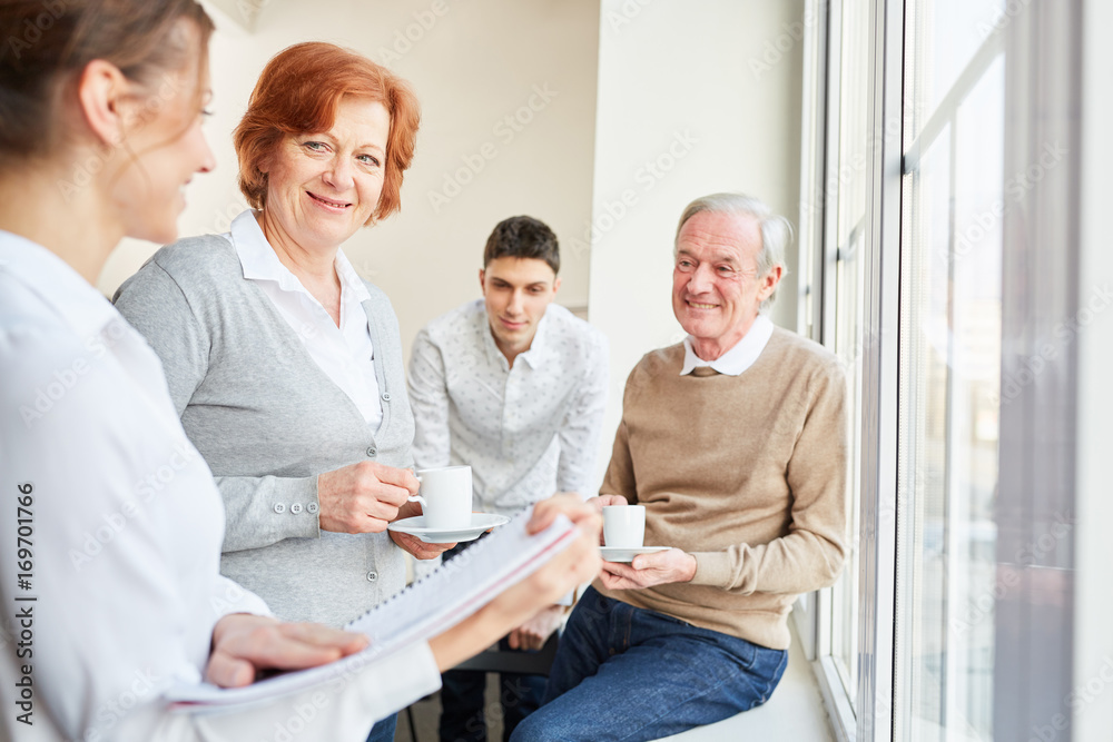 Senioren und junge Kollegen beim Smalltalk Stock Photo | Adobe Stock