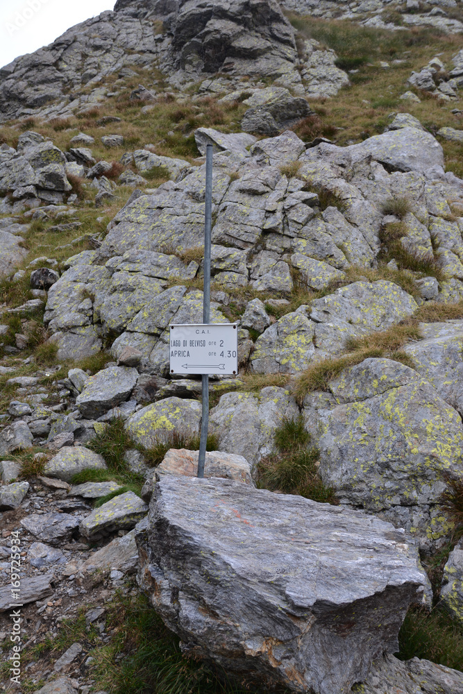Foto Stock cartelli segnaletici sentieri cai | Adobe Stock