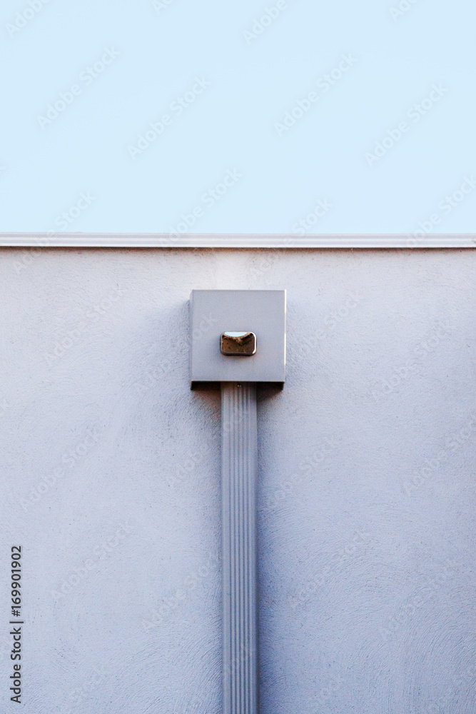 avaloir de chéneau en aluminium sur toit plat Stock Photo | Adobe Stock