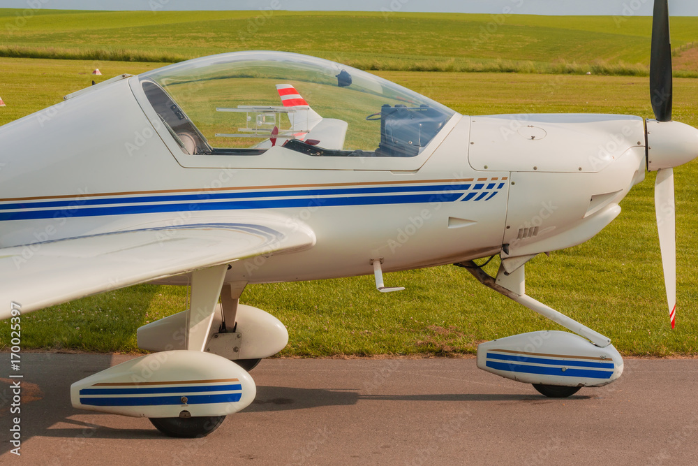 Propeller-Flugzeug auf dem Flugplatz Stock-Foto | Adobe Stock