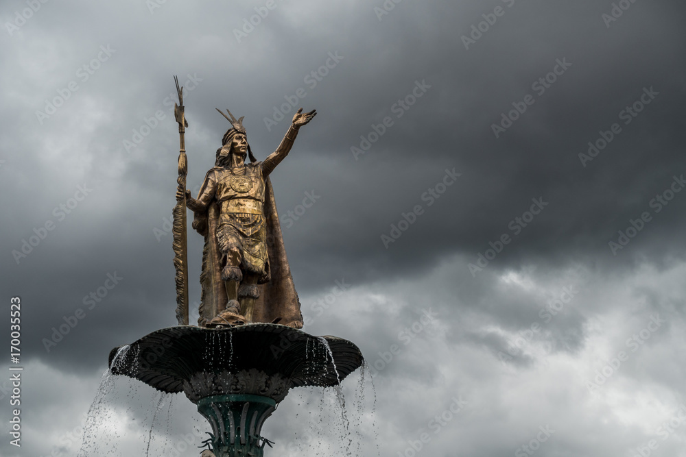 Statue des Inka-Herrschers Pachachutec auf der Plaza de Armas, Cusco ...