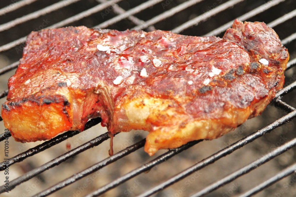 saftiges Steak auf dem Grill / Rindfleisch / Gegrillt Stock Photo ...