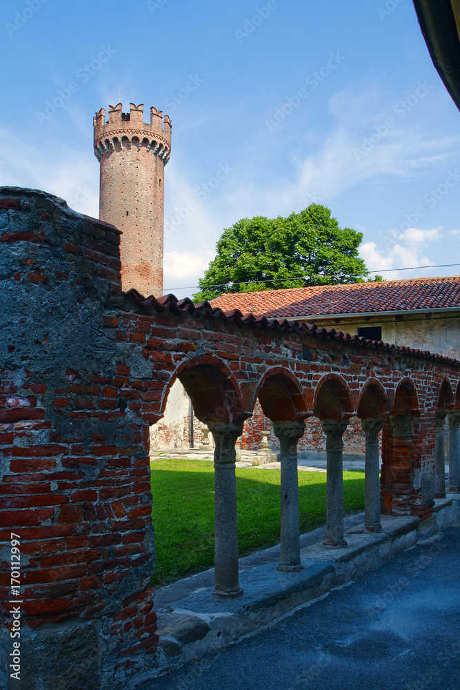 Duomo di Ivrea Chiostro capitolare dei Canonici con torre Castello ...