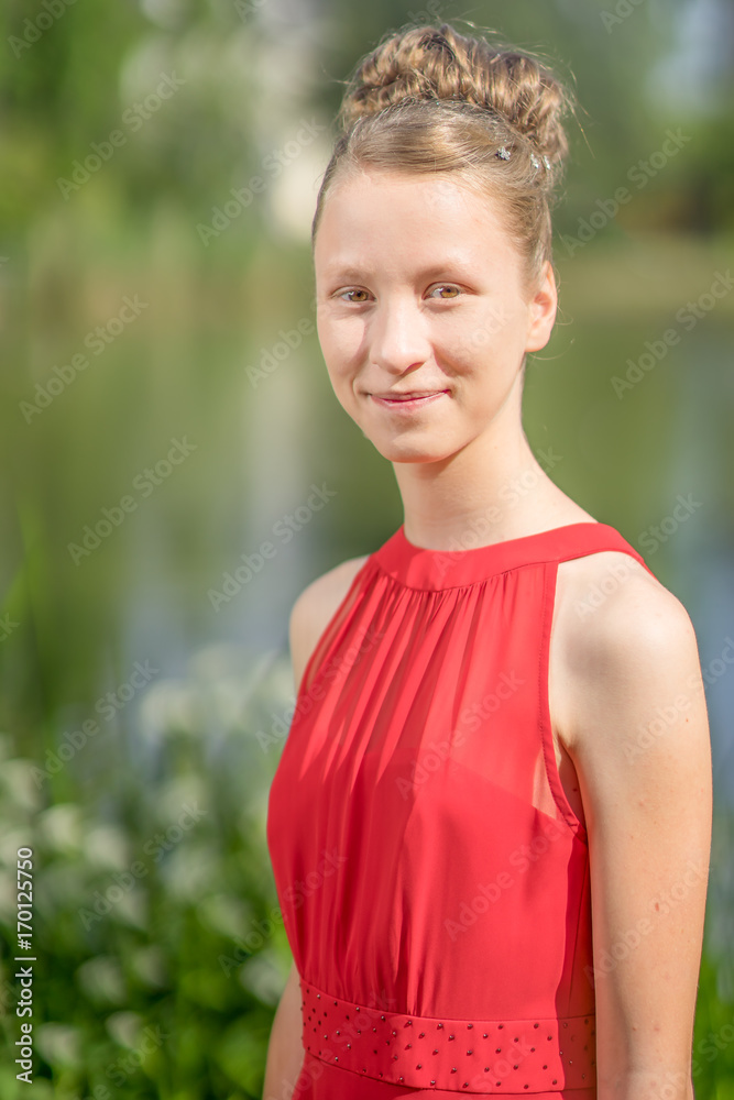 Junges Hübsches Mädchen Im Sommer Mit Hochsteckfrisur Und Rotem