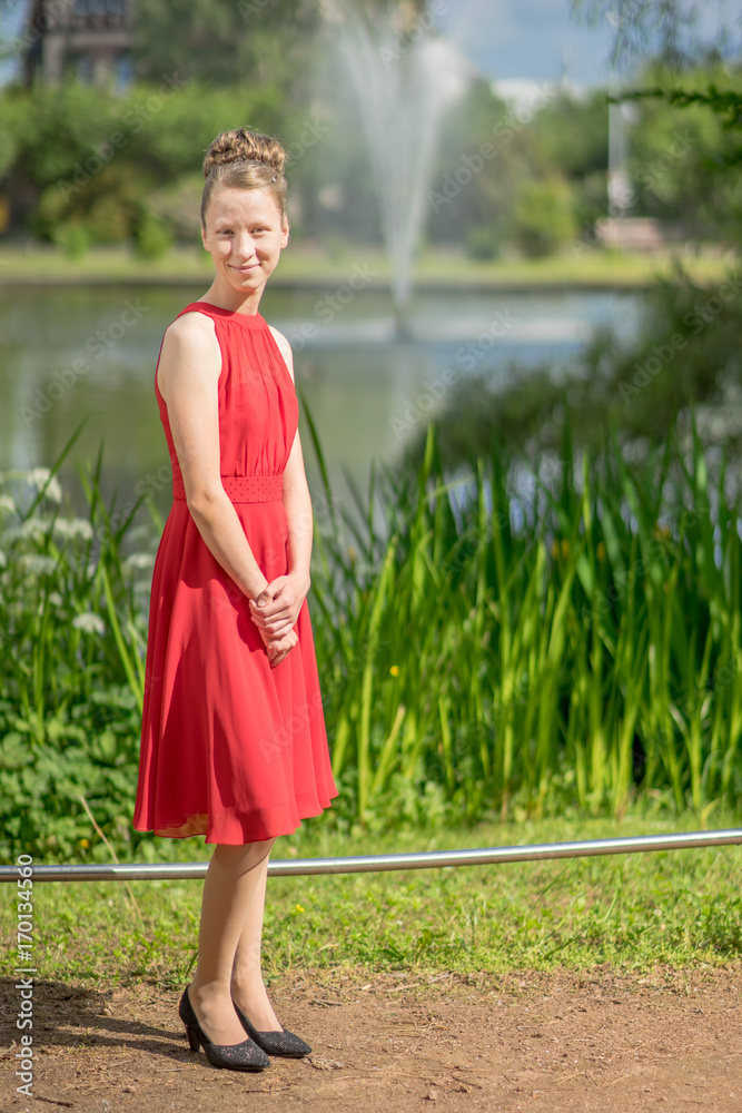 Junges Hübsches Mädchen Im Sommer Mit Hochsteckfrisur Und Rotem