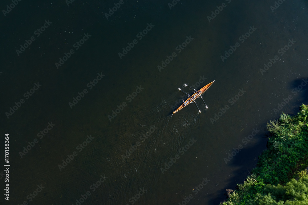 Luftbild - Drei Männer rudern auf dem Fluss mit einem zweier Ruderboot ...
